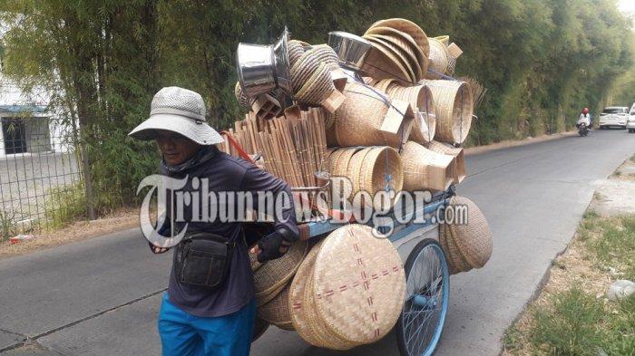 Cerita Hendi Pedagang Perabot Anyaman Bambu di Bogor, Bertahan Meski ...