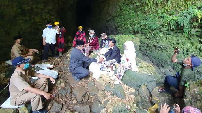 Pertama Kali di Indonesia, Pasangan Ini Nikah di Dalam Goa Ngingrong ...