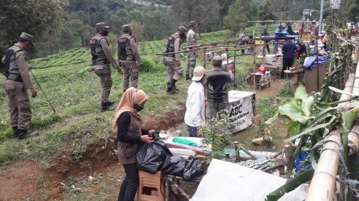 Puluhan PKL di Gunung Mas Puncak Bogor Pasrah Dibubarkan, Satpol PP : Supaya Tidak Berkerumun ...