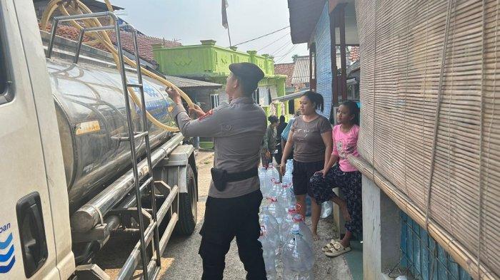Kekeringan Makin meluas, Polres Bogor Turun Ikut Distribusikan Air Bersih Untuk Warga Terdampak ...