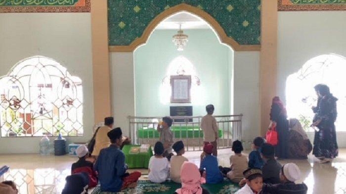 Makam Mama Falak Pagentongan Bogor Ramai Dikunjungi Peziarah, Pedagang ...