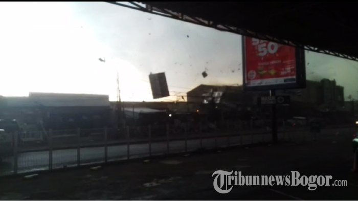Mengerikan ! Video Detik-Detik Angin Puting Beliung Rusak Billboard dan ...