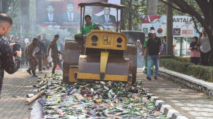 Tegas ! 6.000 Botol Miras Hasil Razia Satpol PP di Kabupaten Bogor Dimusnahkan di Cibinong ...