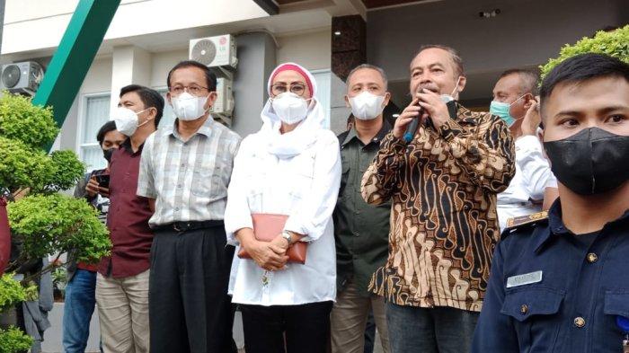 Buntut Demo Mahasiswa, Rektor Bibin Rubini Mendemosionerkan Dekan FH ...