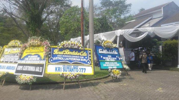 Karangan Bunga Ucapan Belasungkawa Berdatangan ke Rumah Letkol Laut ...