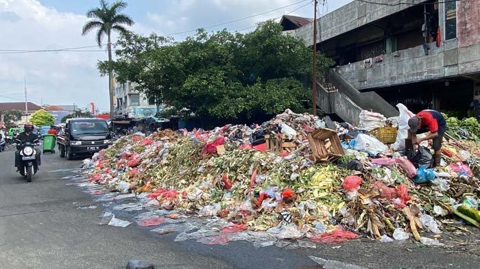 Ih Jorok! Gunungan Sampah di Pasar Merdeka Kota Bogor Sampai Meluber Tutupi Jalan ...