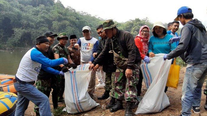Aksi Bersih-Bersih di Aliran Sungai Ciliwung Kumpulkan 2,3 Ton Sampah - Tribunnewsbogor.com