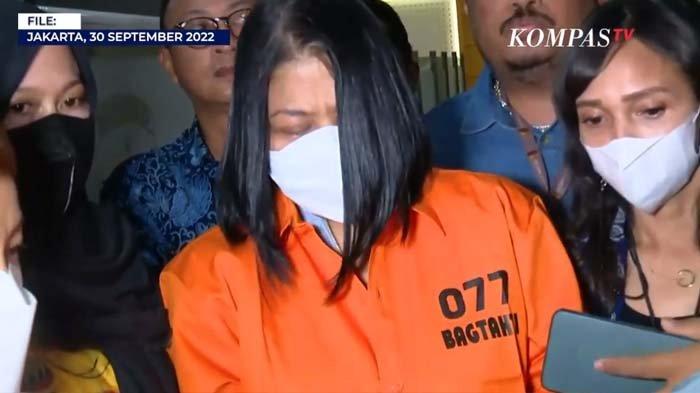 Babak Baru Dimulai, Putri Candrawathi Pakai Baju Oranye 077 Tulisan ...