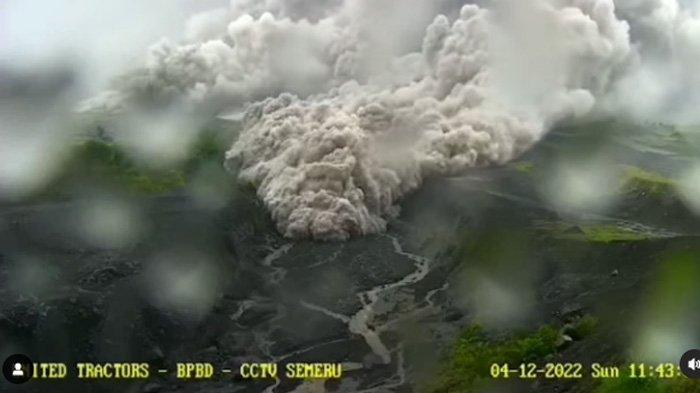 Erupsi Lagi! Gunung Semeru Berstatus Awas, Warga Rekam Detik-detik Selamatkan Diri dari Awan ...