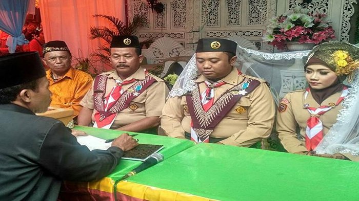 Unik, Pengantin Ini Pakai Seragam Pramuka di Hari Pernikahan, Lihat ...