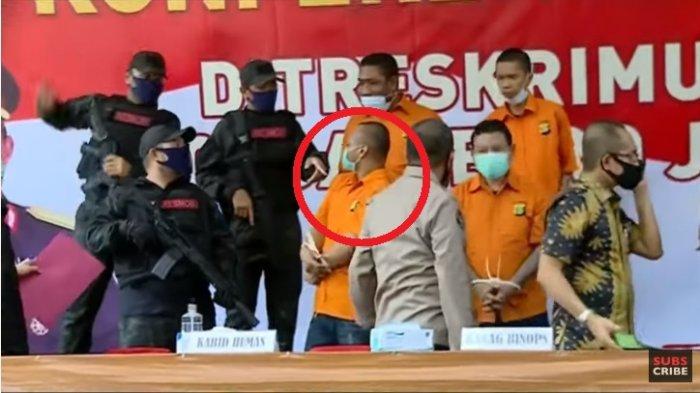 Video Anak Buah John Kei Angkat Kepalan Tangan Kanan di Belakang Polisi ...