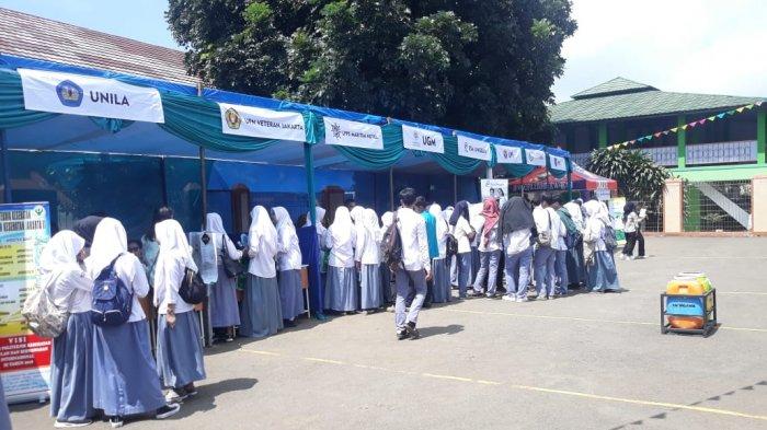 23 Universiatas Ikuti SMANIM Edufair 2020 di SMAN 1 Megamendung ...