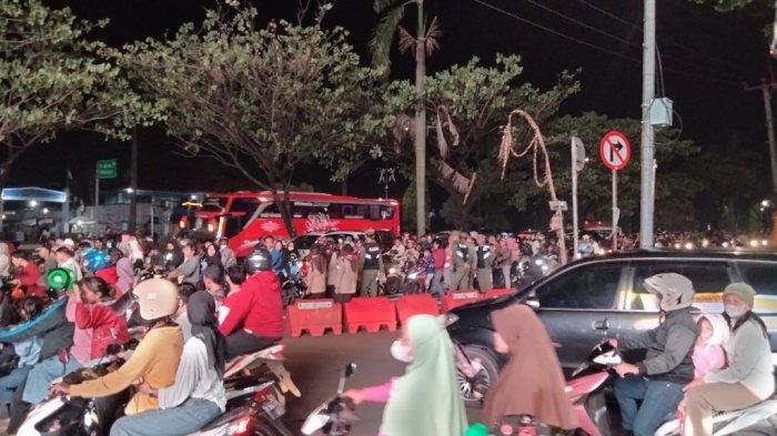 Akses Jalan di Tutup, Keramaian di Stadion Pakansari Landai ...