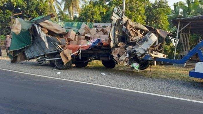 Truk Angkutan Popok Bayi Tabrakan dengan Bus di Situbondo, Dua Sopir Meninggal Dunia ...