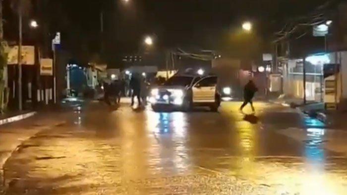 Viral Video Gengster di Bogor Tawuran Bawa Bambu Panjang hingga Lompat ...