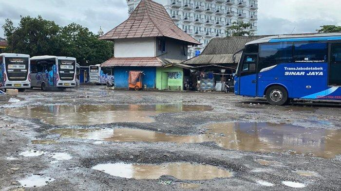 Musim Hujan, Terminal Bubulak Bogor Berubah Jadi Kubangan, Penumpang ...