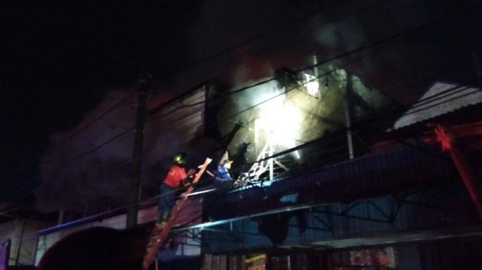 Tujuh Unit Damkar Bogor Diterjunkan untuk Padamkan Api di Toko Sembako yang Terbakar ...