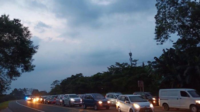 Jalur Puncak Dibuka 2 Arah, Kawasan Simpang Gadog Dipadati Kendaraan - Tribunnewsbogor.com