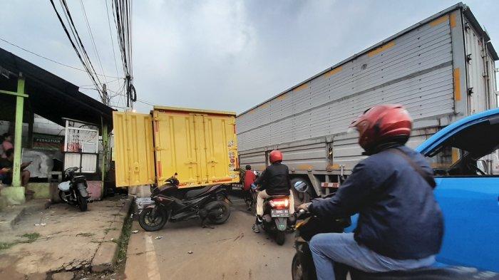 Truk Box Bermasalah, Jalan Raya Kemang Bogor Sore Ini Macet Panjang ...