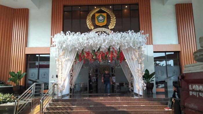 Jelang Hari Jadi Bogor ke-541, Gedung DPRD Kabupaten Bogor Dipercantik - Tribunnewsbogor.com