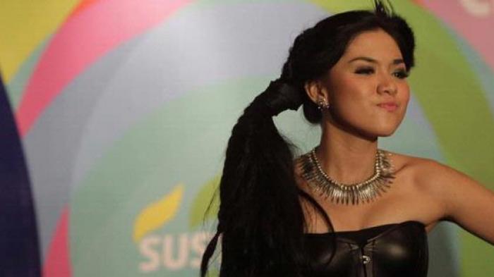 Wow ! Vicky Shu Pakai Baju Terbuka Dengan Pose Ngangkang, Tuai Kritikan ...