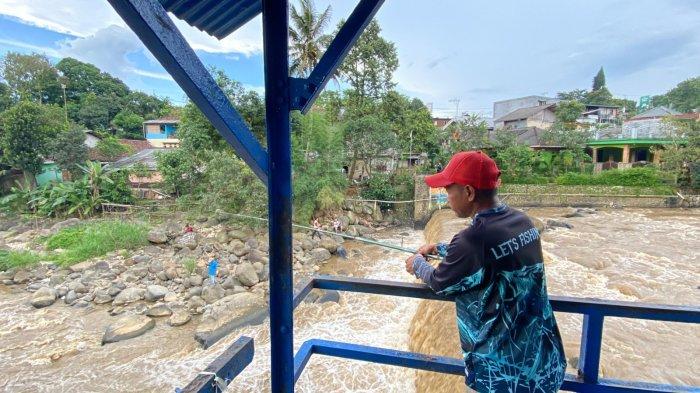 Saat Jalur Puncak Bogor Macet Diserbu Wisatawan, Warga Lokal Pilih Mancing Ikan di Sungai ...