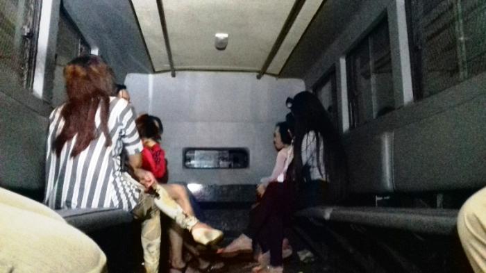 Fashion Show Waria Urung Dilaksanakan, Sekelompok Orang Satroni Seorang ...