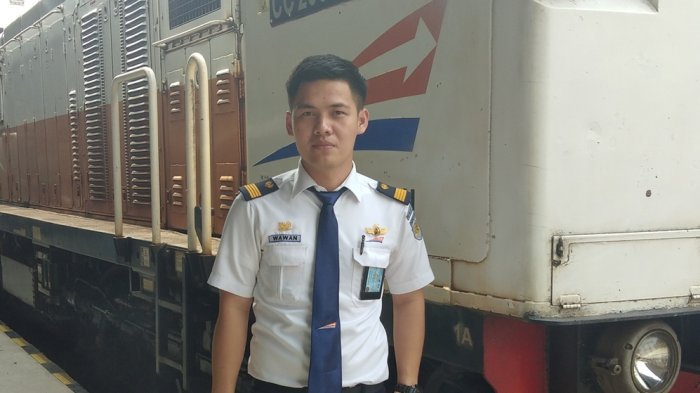 Mudik Gunakan Kereta Api, Kenalan Yuk dengan Masinis Ganteng Ini ...