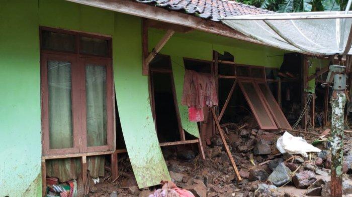 4 Rumah Hancur, 2 Jembatan Putus Akibat Longsor di Talegong Garut Ini ...