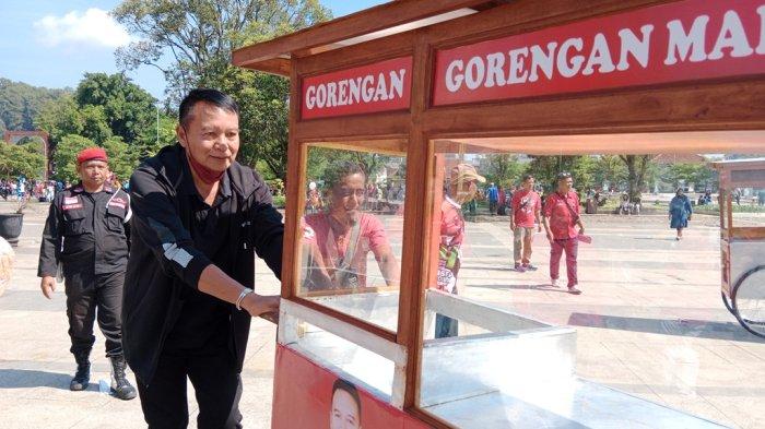 TB Hasanuddin Berikan 20 Gerobak dan Modal untuk Ratusan Pelaku UMKM di ...