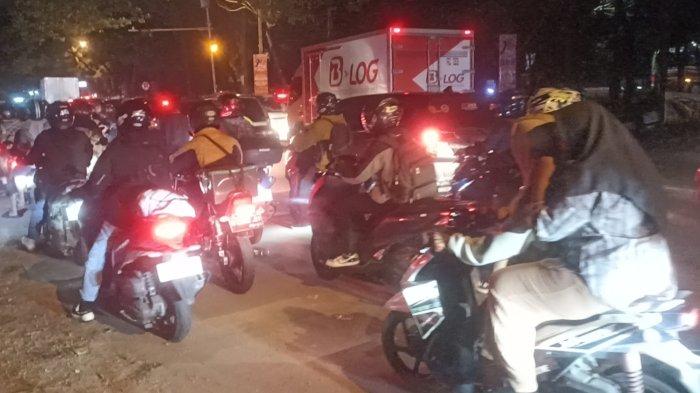 Ribuan Motor Mulai Padati Karawang di Arus Balik Lebaran Malam Ini, Lalu Lintas Padat Merayap ...