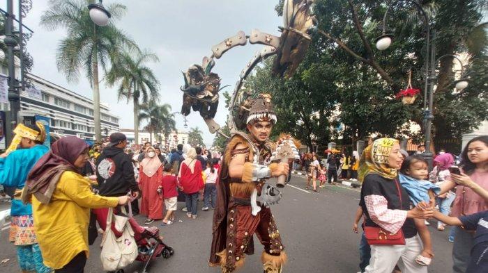 Unik, Pria Asal Cirebon Ini Tampil Pakai Kostum Prasejarah Dinosaurus ...