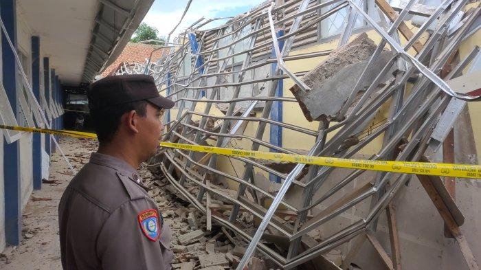 Breaking News, Atap Kelas 9 SMPN Talun Cirebon Ambruk, Tujuh Siswa ...