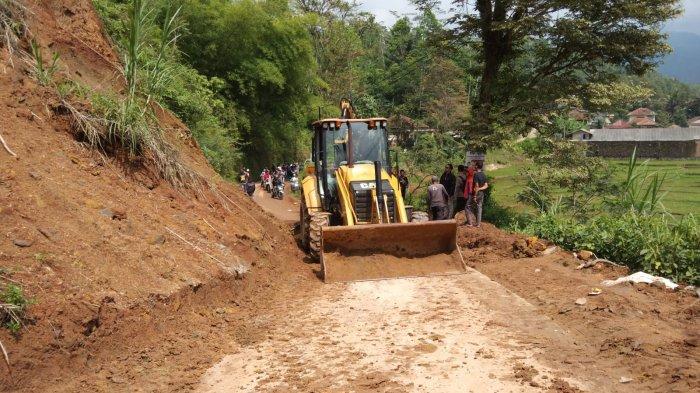 Tebing di Jalan Banjarwangi Garut Longsor, Polisi Pasang Police Line, Warga Diminta Waspada ...