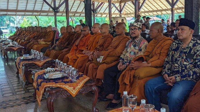 Bupati Cirebon Apresiasi Semangat Para Biksu yang Berjalan Kaki dari ...