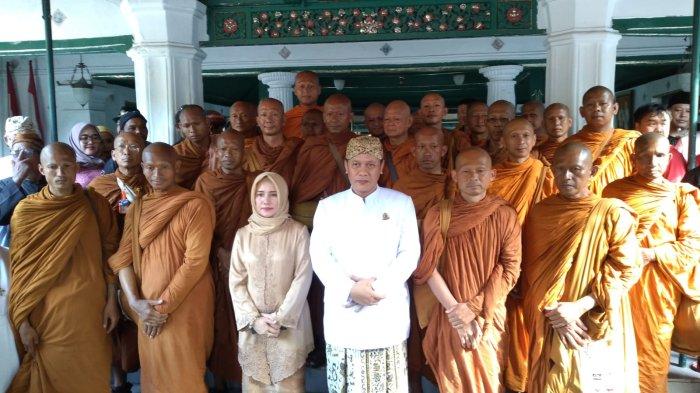 32 Biksu Thudong dari Thailand Jalan Kaki Keliling Gereja Hingga ...