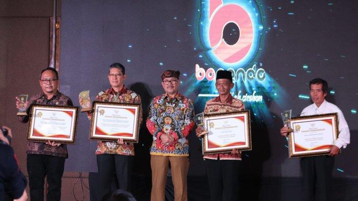 Bupati Cirebon Serahkan Penghargaan kepada Wajib Pajak Teladan 2023 - Tribuncirebon.com