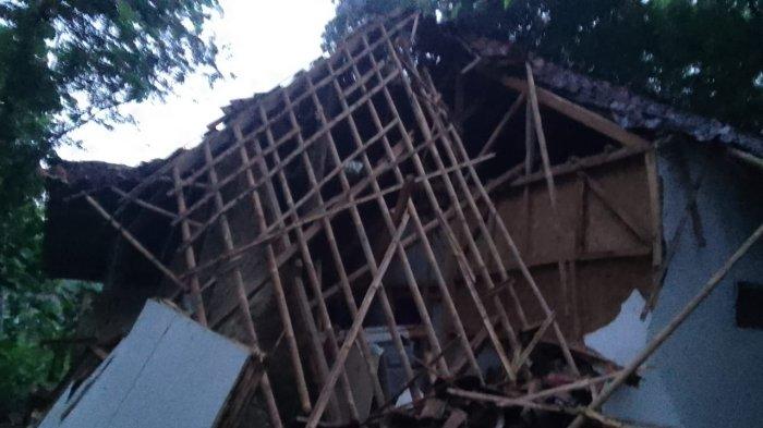 Diguyur Hujan Deras, Atap Rumah Warga Banjarsari Ciamis Ambruk, Kerugia ...