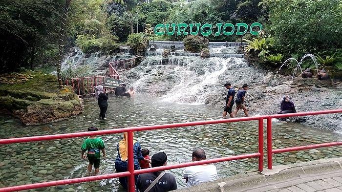 Liburan Nataru di Curug Jodo Ciater Subang, Airnya Hangat Menyehatkan ...