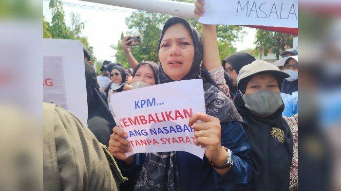 Tangisan Nasabah BPR KR Indramayu Saat Aksi di Pendopo, Kunaeni Bingung Terus Ditagih Teman ...