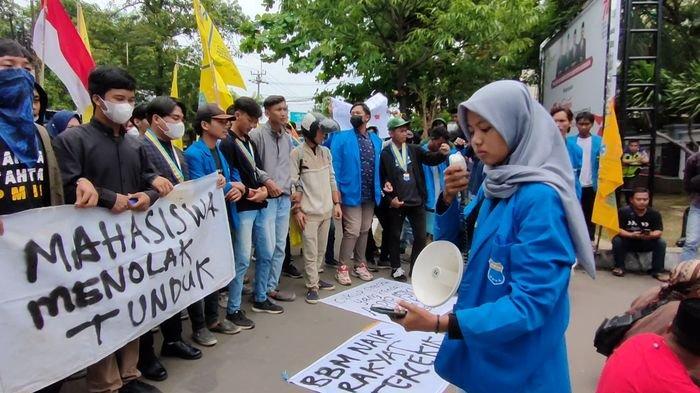Unjuk Rasa Tolak Kenaikan Harga BBM Juga Terjadi di Indramayu, Mahasiswa Sampaikan 4 Tuntutan ...