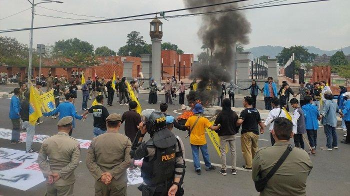 Demo Tolak Harga BBM Naik, Mahasiswa Bakar Ban Bekas Depan Gedung DPRD Majalengka, Jalanan ...