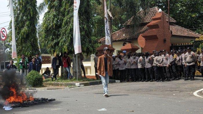 Demo di Depan Kantor DPRD Cirebon Sempat Ricuh, Mahasiswa Sampaikan Keprihatinan Terkait ...