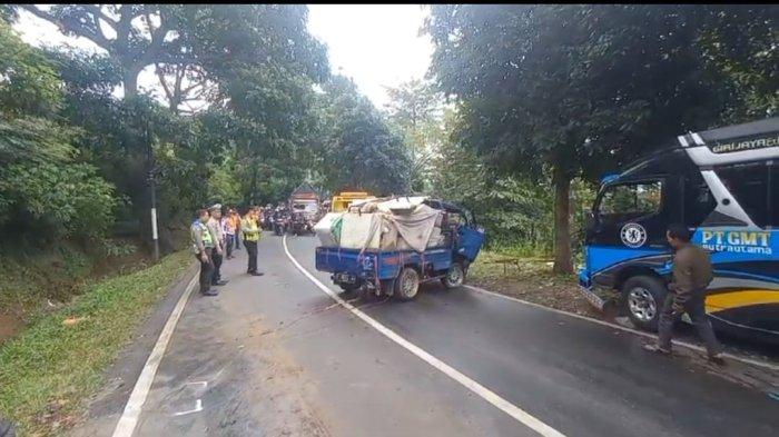 Pikap Ambil Jalur Berlawanan, Terlibat Adu Banteng dengan ELF di Garut ... Pikap Ambil Jalur Berlawanan, Terlibat Adu Banteng dengan ELF di Garut ...