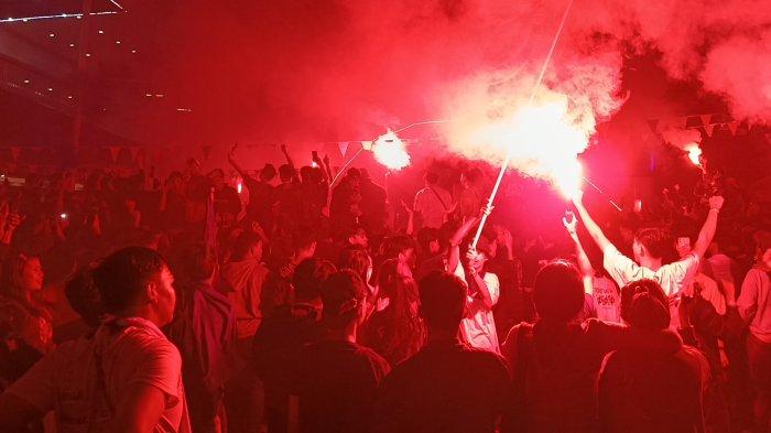 Euforia Nobar Persib vs Barito Putera di Cirebon, Flare Merah Menyala ...