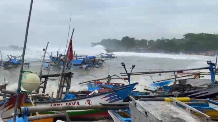 Cuaca Ekstrem, Perahu Nelayan dan Warung di Pantai Selatan Garut Dihantam Gelombang Tinggi ...
