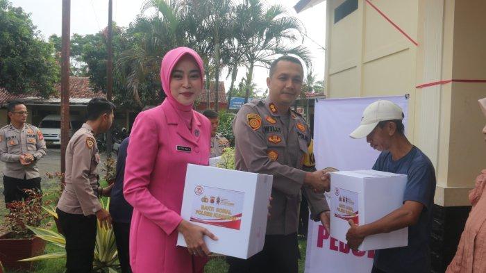 Sambut HUT ke-78 Bhayangkara, Polres Kuningan Bagikan Ribuan Paket Sembako - Tribuncirebon.com