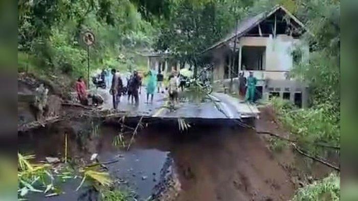 Heboh Jalan Raya Nasional di Emplak Pangandaran Longsor Parah, Pelaku ...