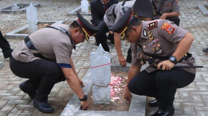 Jelang HUT Bhayangkara, Kapolres Indramayu Pimpin Prosesi Tabur Bunga di TMP Dharma Ayu ...