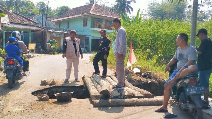 Jalan di Curugkembar Sukabumi Ambles, Akses Tiga Desa Terputus ...